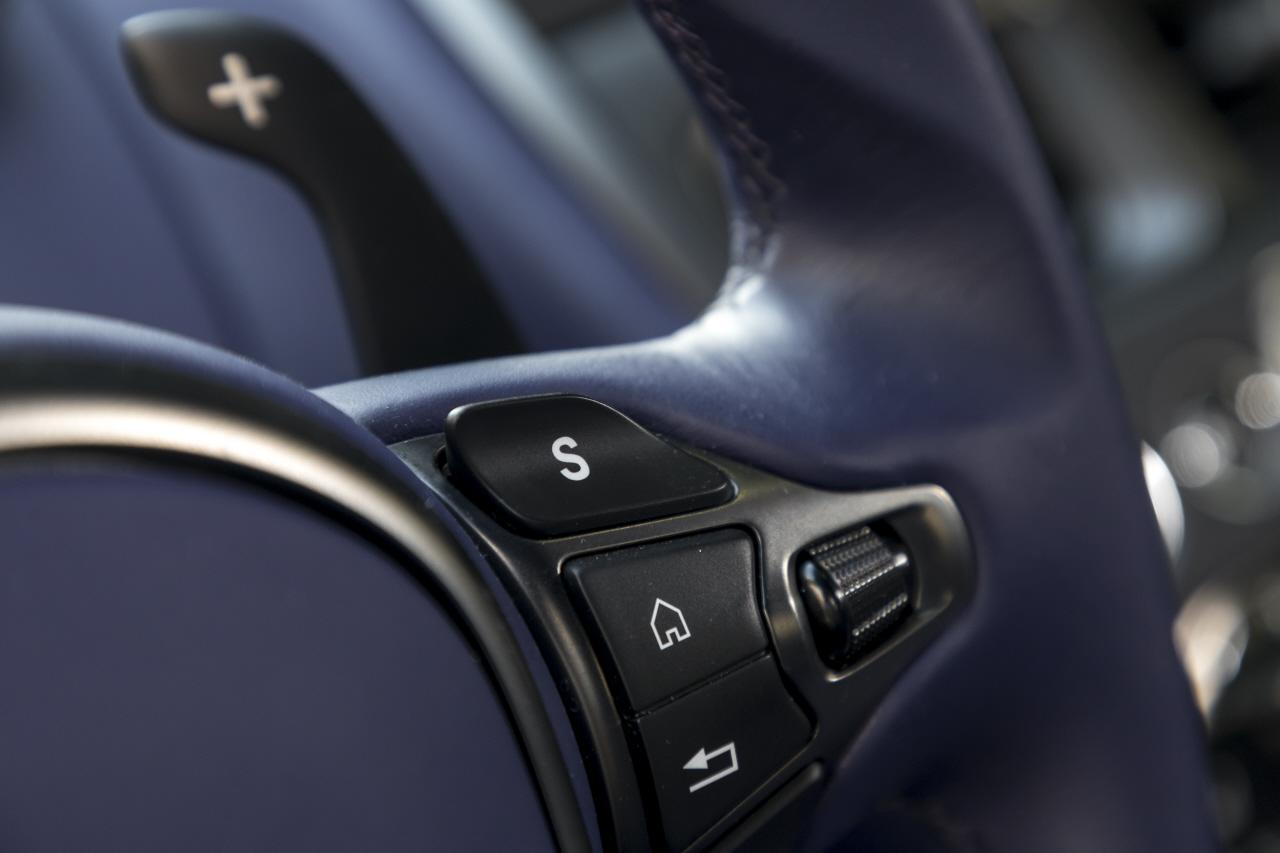 Photo 28 - Aston Martin DB11 V8 cuir violet bouton sport commandes au ...