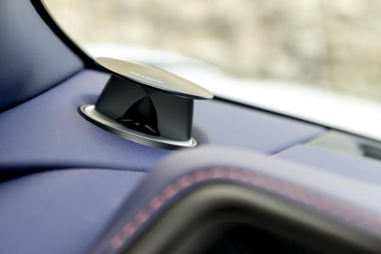 Photo 29 - Aston Martin DB11 V8 cuir violet tweeter bang&olufsen b&o ...
