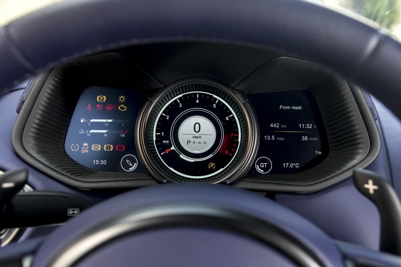 Photo 30 - Aston Martin DB11 V8 cuir violet tableau de bord ...