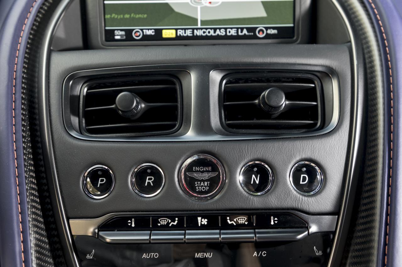 Photo 31 - Aston Martin DB11 V8 cuir violet aérateurs centraux ...