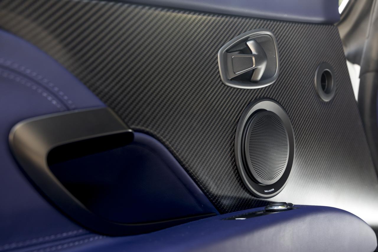 Photo 32 - Aston Martin DB11 V8 cuir violet contre porte carbone - Les ...