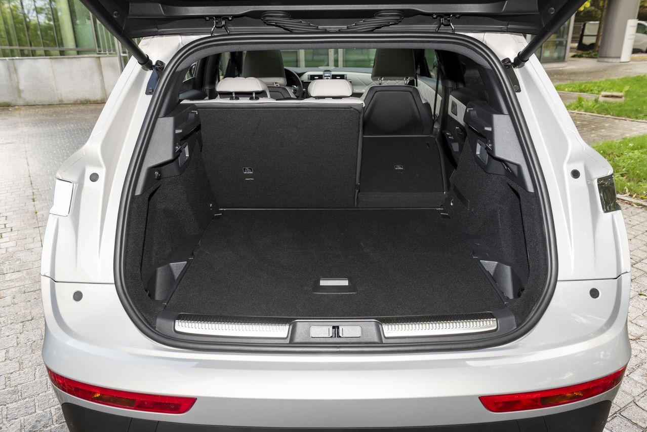 Photo 48 - coffre du DS7 avec siege rabattu - Essai DS7 Crossback E ...