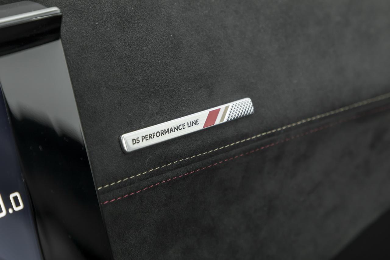 Photo 41 - Logo Performance Line dans le DS7 Crossback - Essai ...