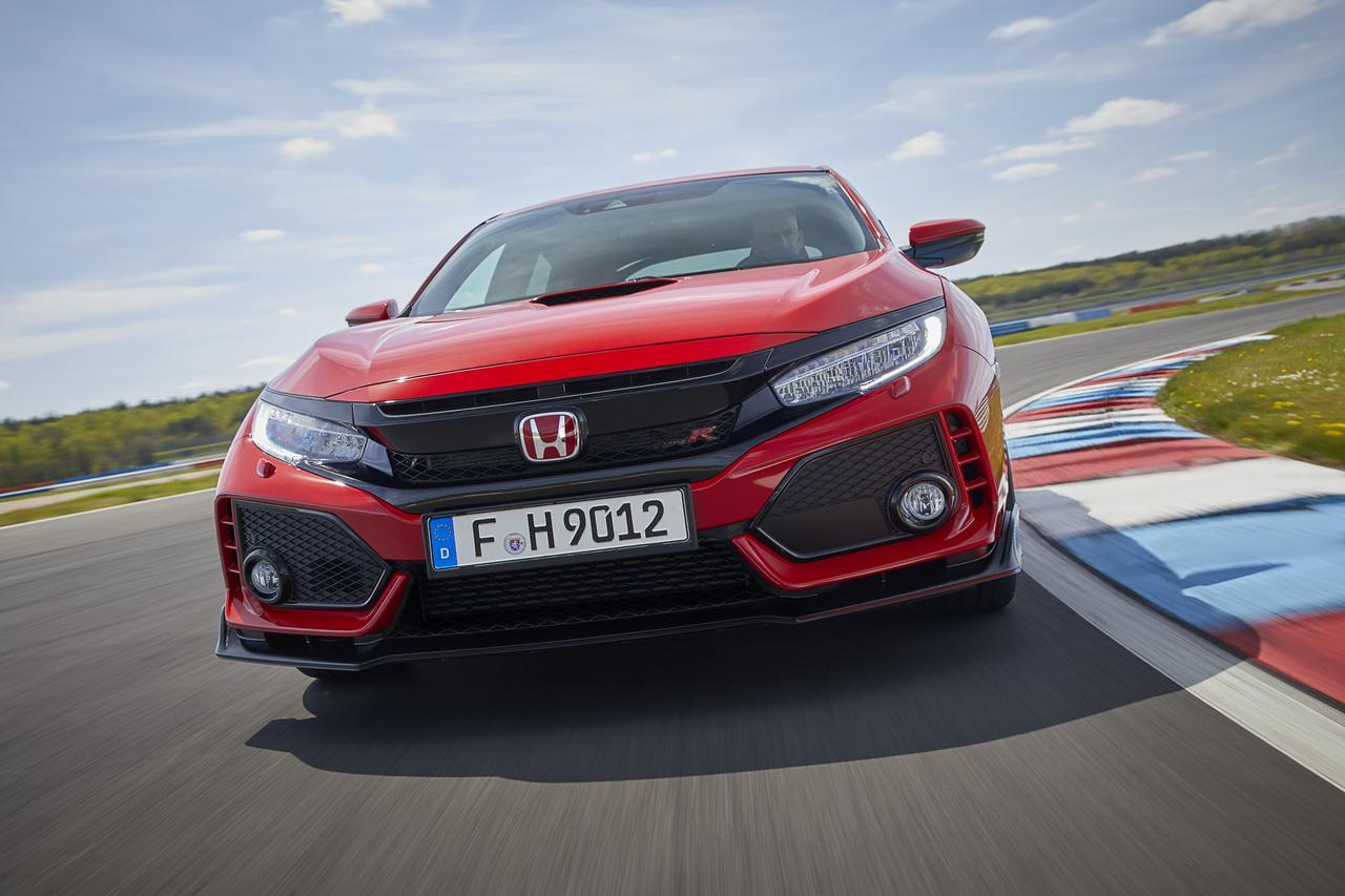 Photo 41 - Honda Civic Type R 2017 rouge essai vue de face sur piste ...
