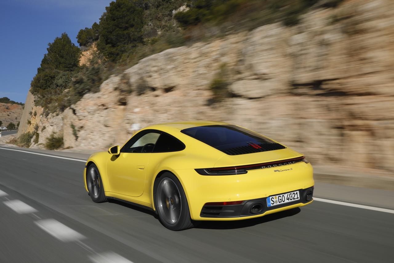 Photo 49 - Porsche 911 Jaune Racing type 992 travelling arrière gauche - Essai Porsche 911 ...