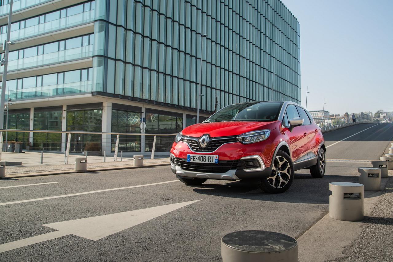 Photo 14 - Renault Captur Intens rouge flamme 2019 statique avant ...