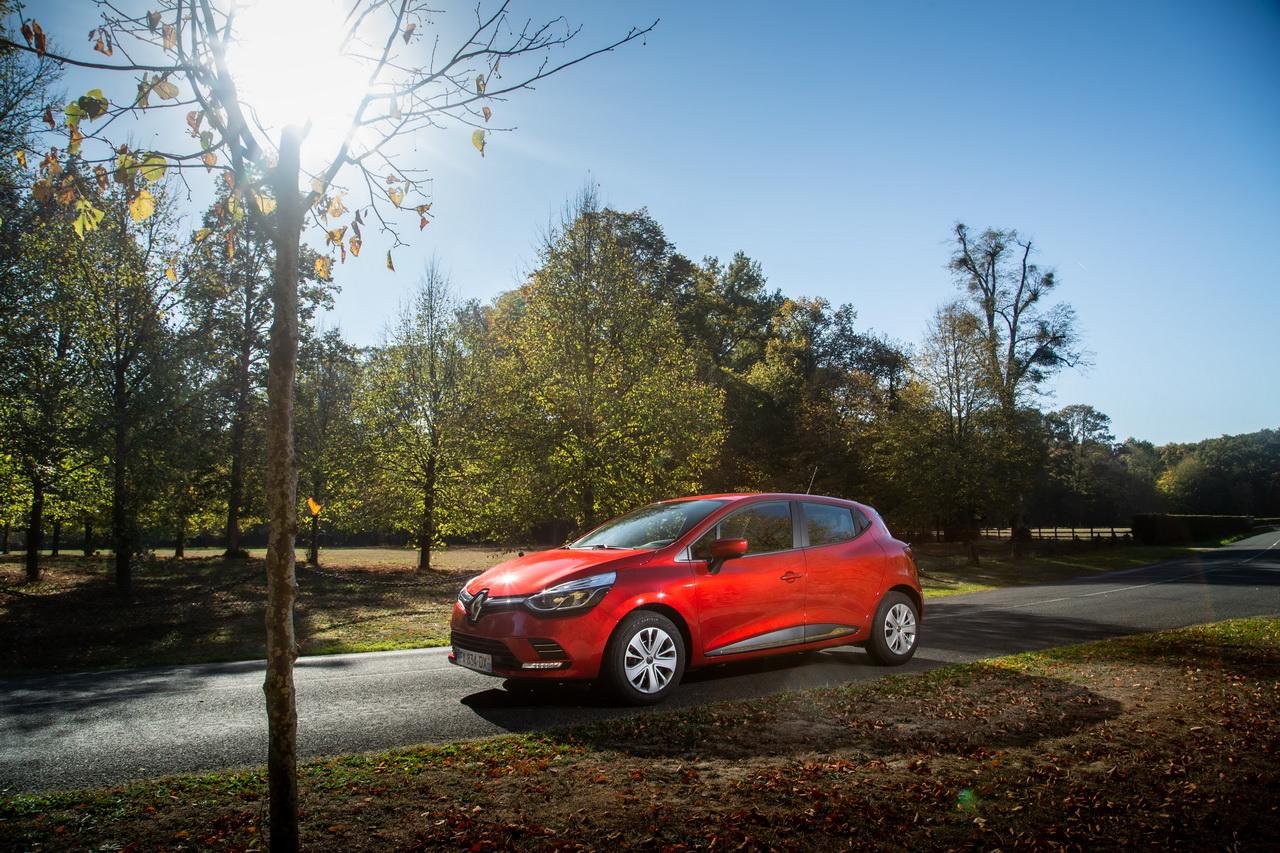 Photo 10 - Renault Clio Trend rouge flamme statique avant gauche ...