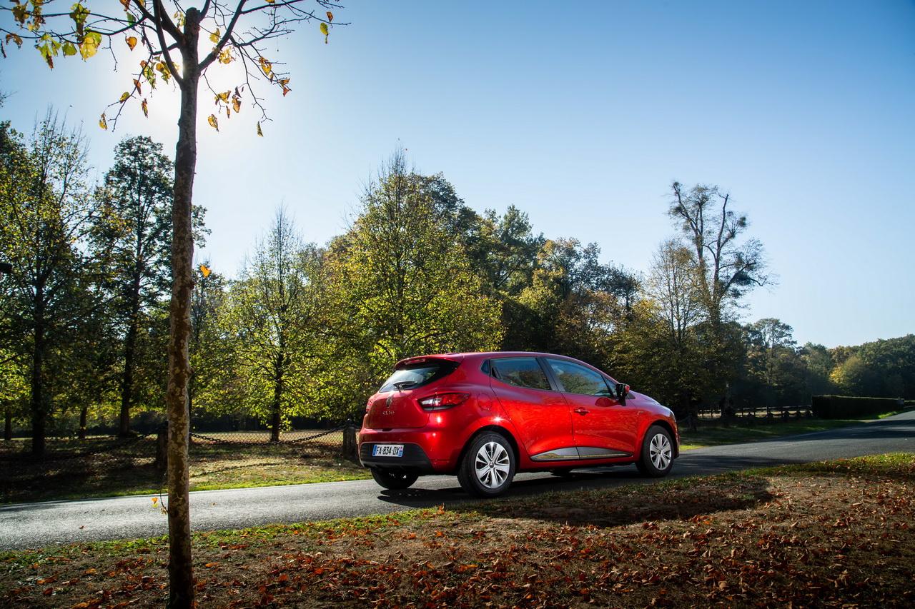 Photo 11 - Renault Clio Trend rouge flamme statique arrière droit ...