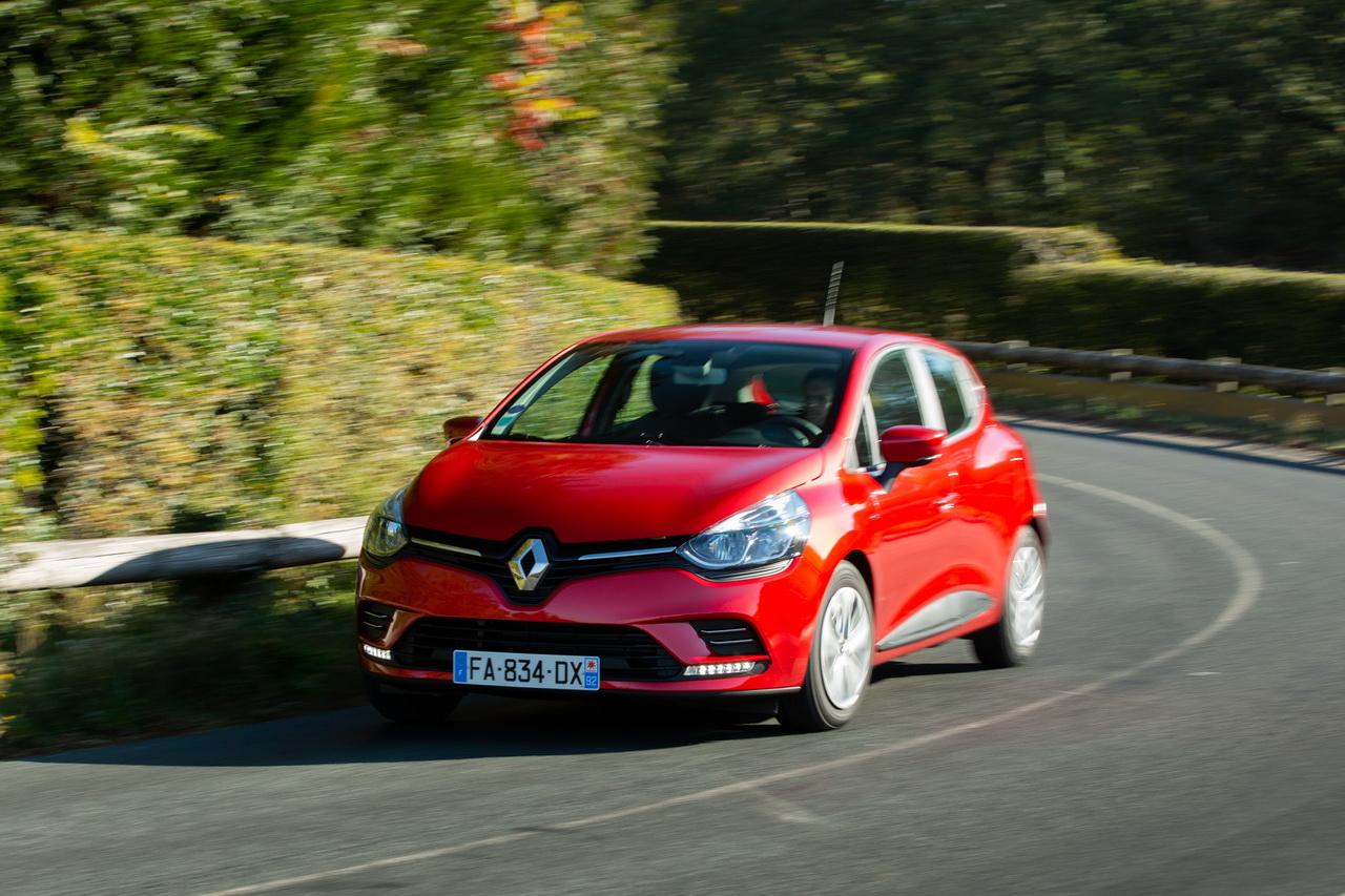 Photo 31 - Renault Clio rouge action avant gauche - Les voitures les ...