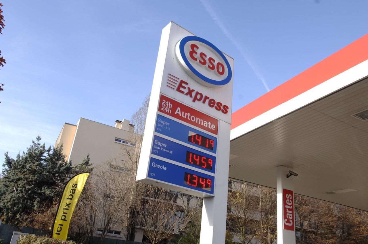 Esso continue de se recentrer sur ses métiers