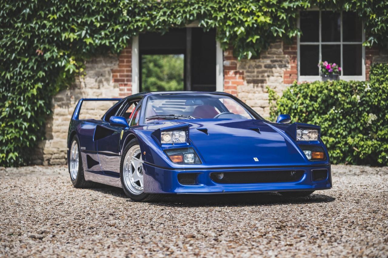 Ferrari F40 (1989). Prix record pour l'unique exemplaire bleu