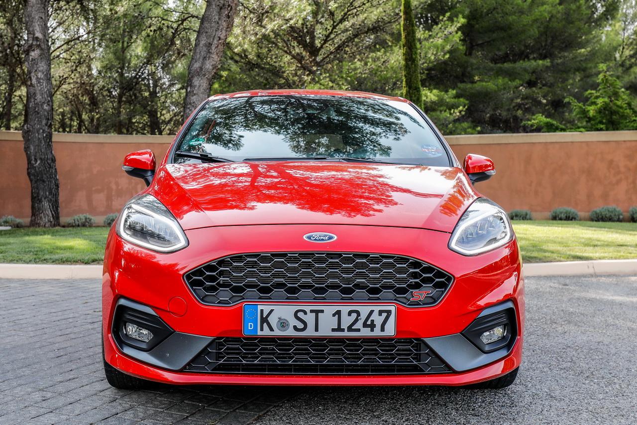 Photo 5 - Ford Fiesta ST vue avant statique rouge - En images [Malus ...