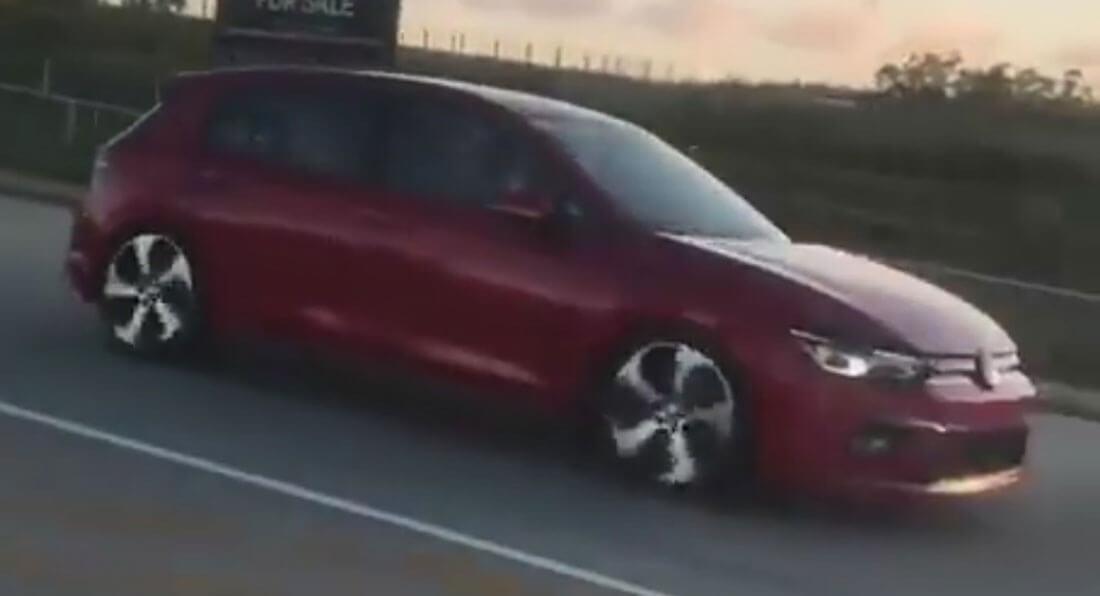 Photo 26 - Volkswagen Golf 8 spyshot vue avant rouge - Volkswagen Golf ...