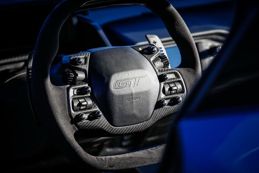 Photo 29 - premier essai ford GT en France volant - Supercars de l'été ...