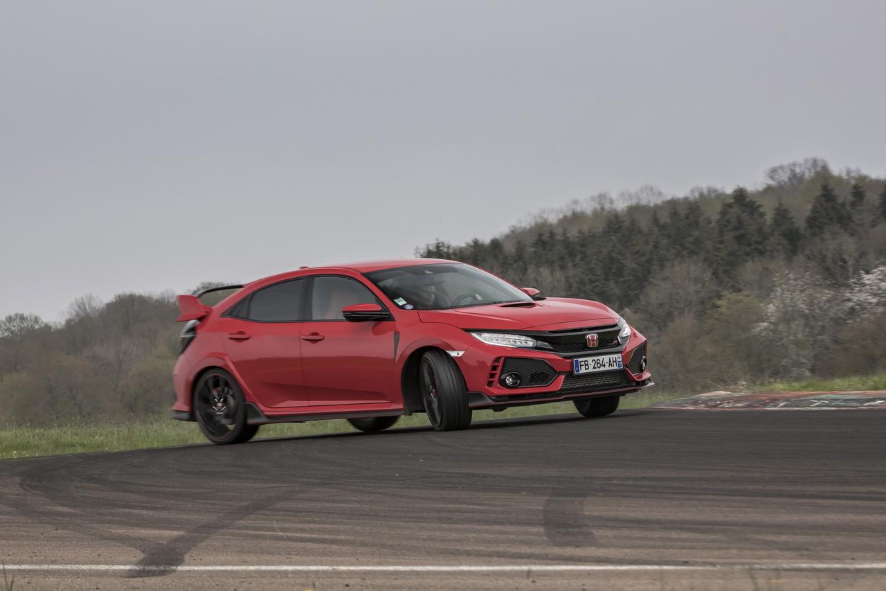 Photo 33 - Honda Civic Type R rouge en glisse - Essai Mégane RS Trophy ...