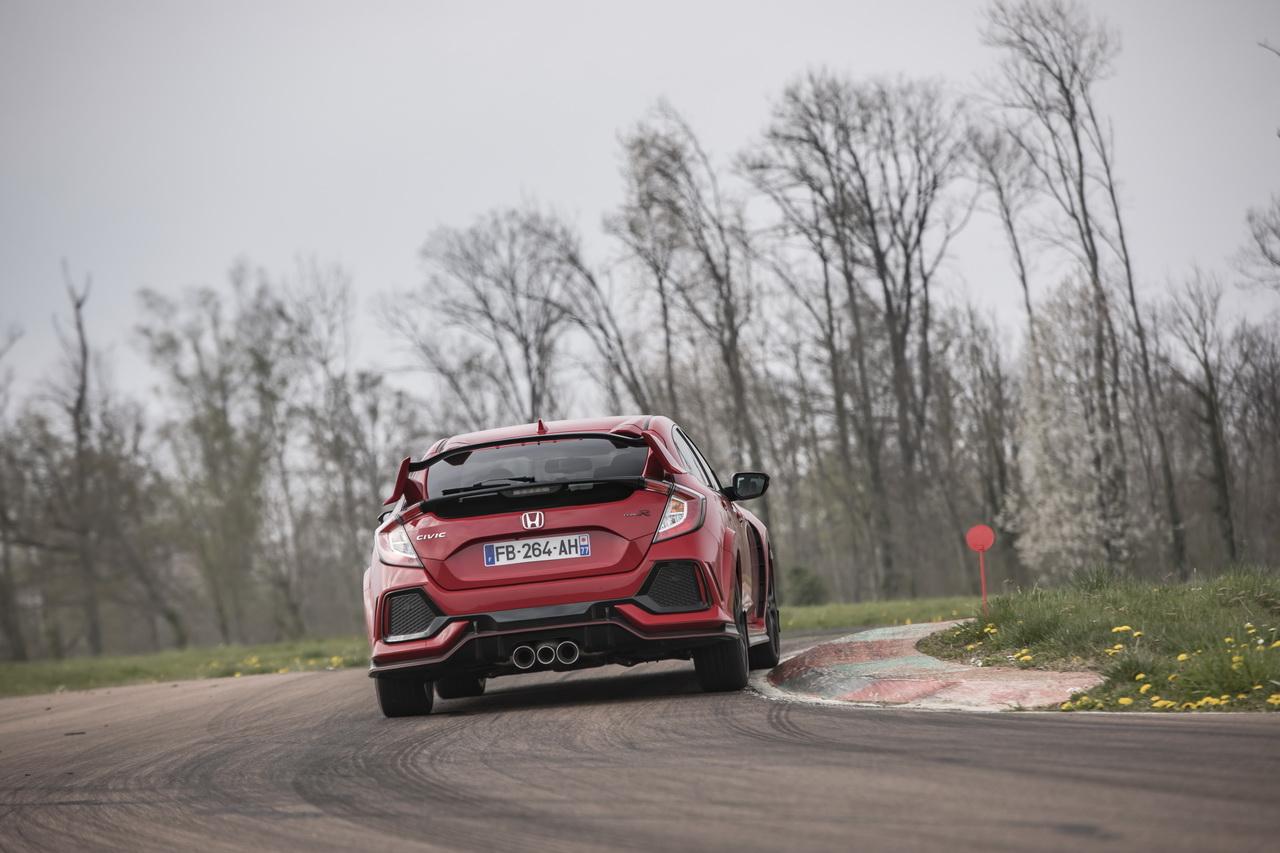Photo 36 - Honda Civic Type R 2019 rouge action arrière sur piste ...