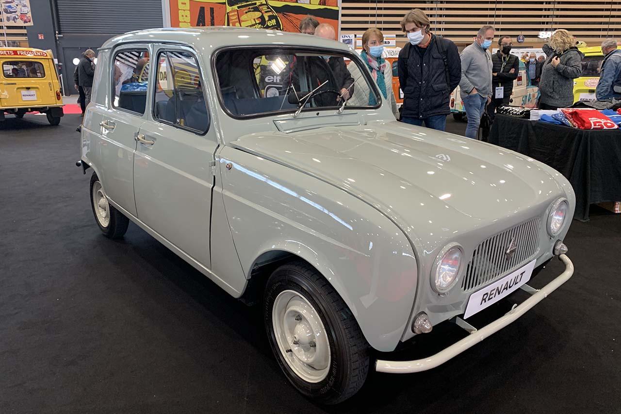 Photo 11 - renault R3 - Renault. Le stand du constructeur et des clubs ...