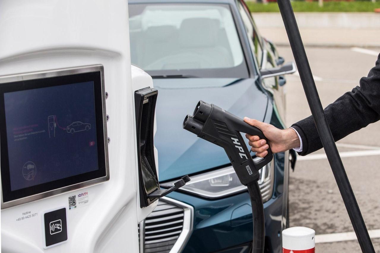 Bornes de recharge rapide. 50% des aires d'autoroutes équipées