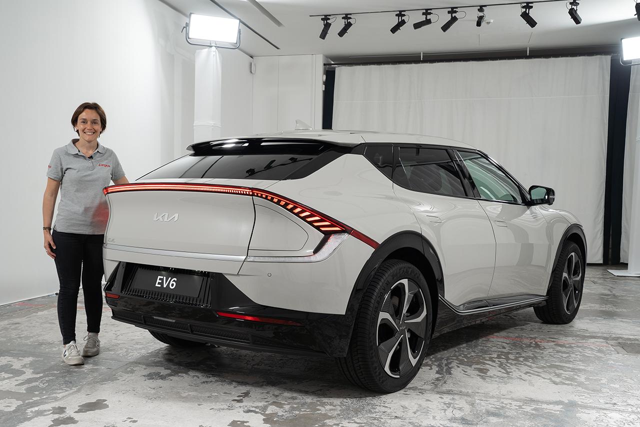 Photo 7 - hayon vertical kia ev- - Kia EV6 (2021). À bord du crossover ...