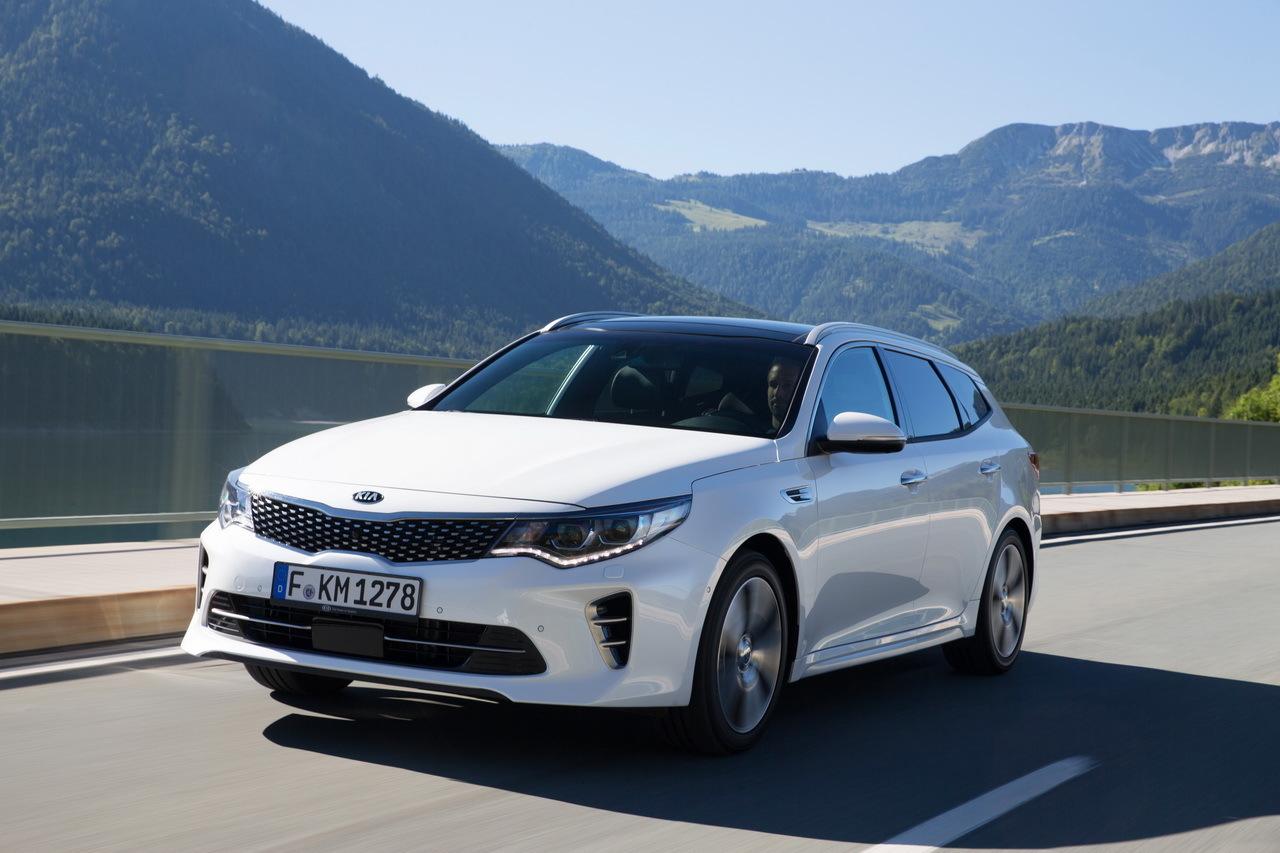 Photo 31 - Kia Optima SW 2016 GT Line roulant sur une route de montagne ...
