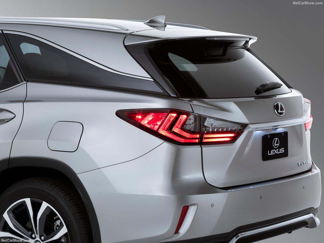 Photo 11 - Nouveau Lexus RX L SUV 7 places hybride gris vue arrière ...