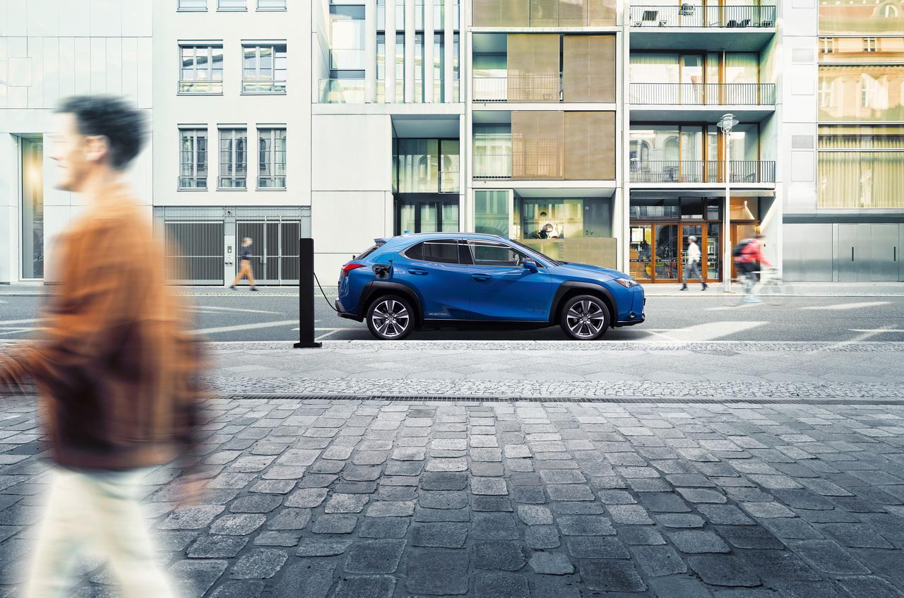 Photo 7 - Lexus UX 300e (2020) en recharge sur une borne publique - Lexus UX 300e : notre avis ...