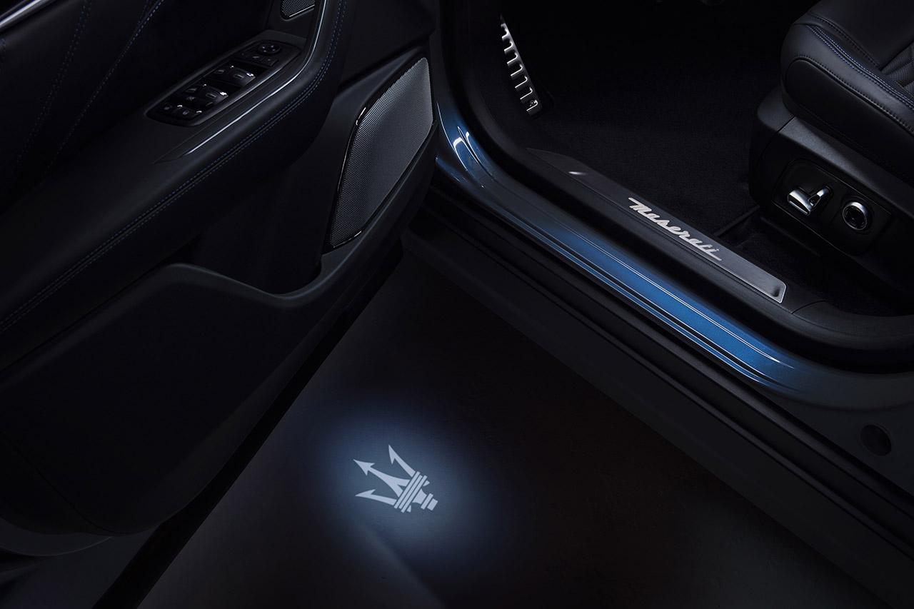 Photo 15 - maserati levante logo lumineux - Maserati Levante Hybrid ...