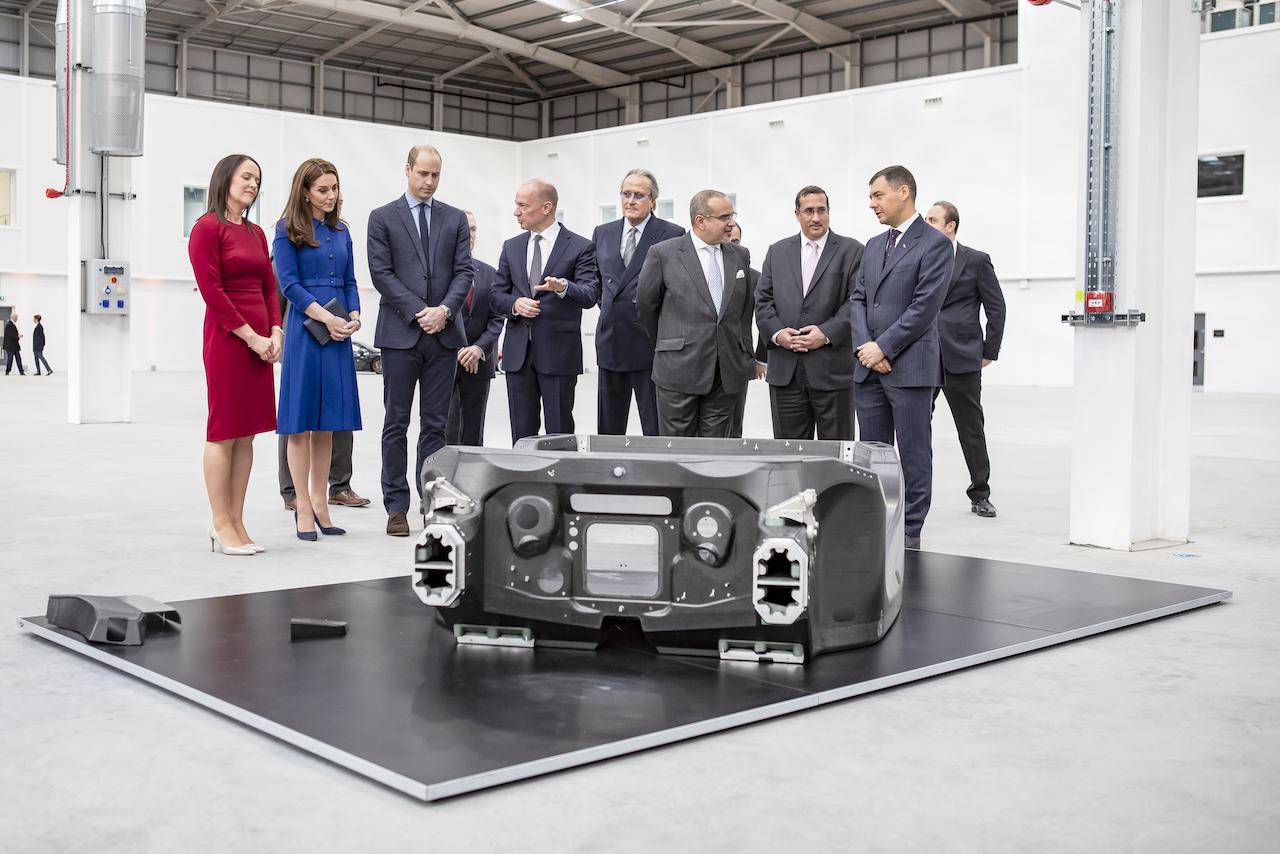 Photo 3 - La famille royale britannique observe le nouveau châssis de ...