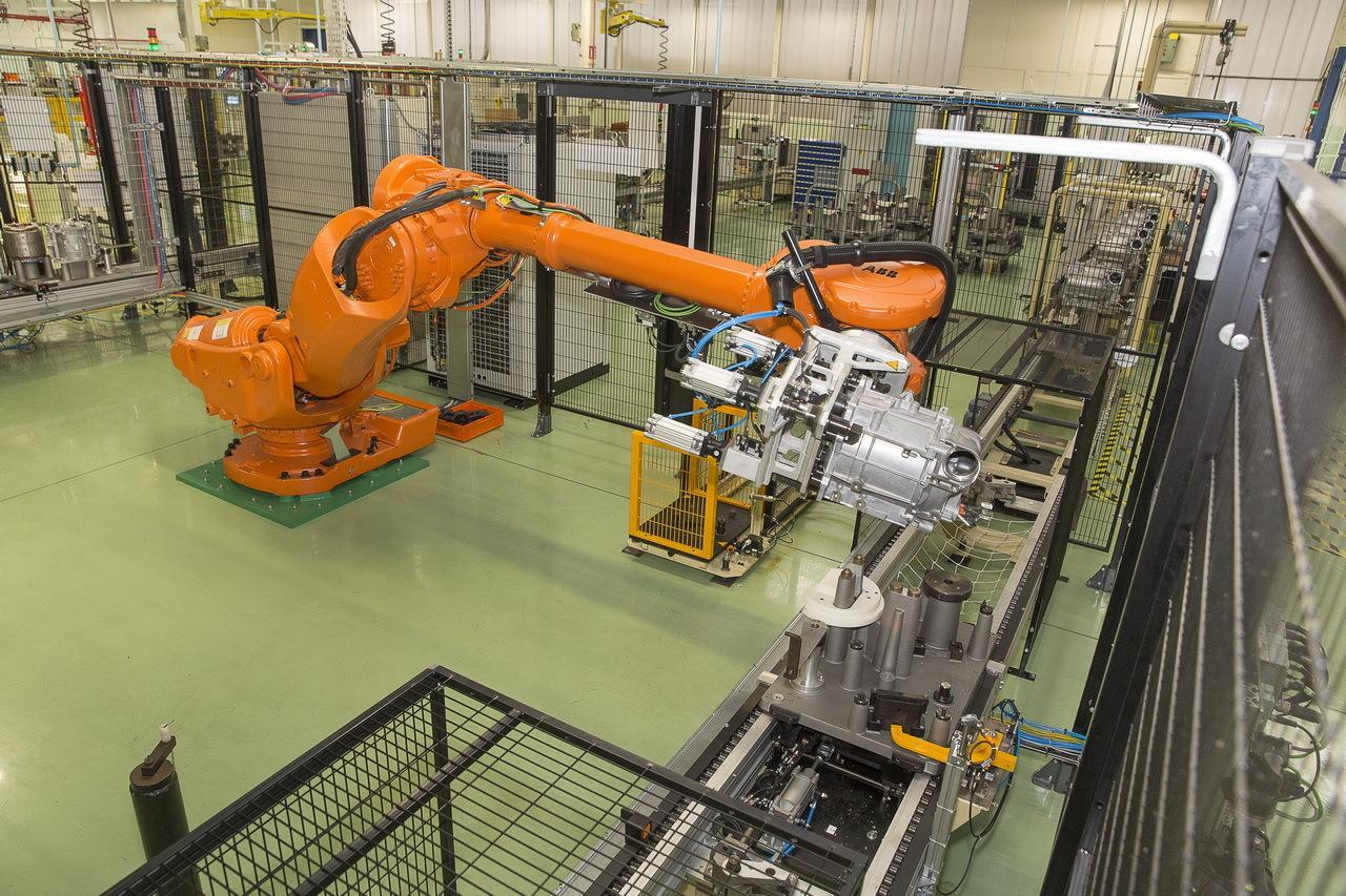 Photo 7 - robot à l'usine Cléon de Renault - Renault Zoe : un nouveau ...