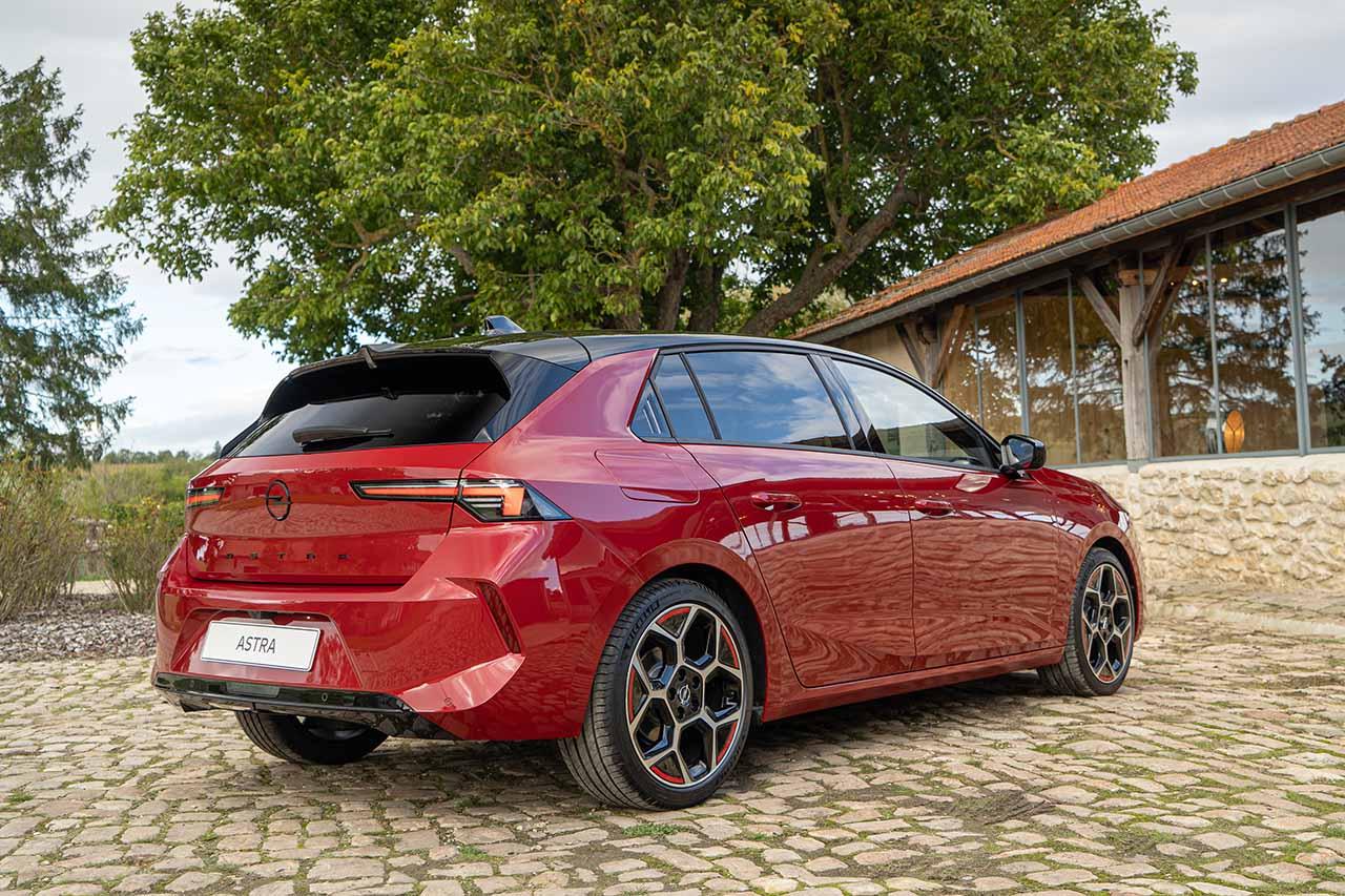 Photo 6 - Opel Astra 6 GS Line Rouge Piment - Opel Astra (2022) vs ...