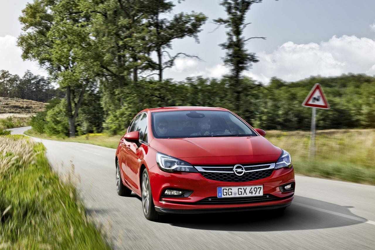 Photo 28 - Opel Astra K rouge - Saga Opel Astra. L'histoire de la ...