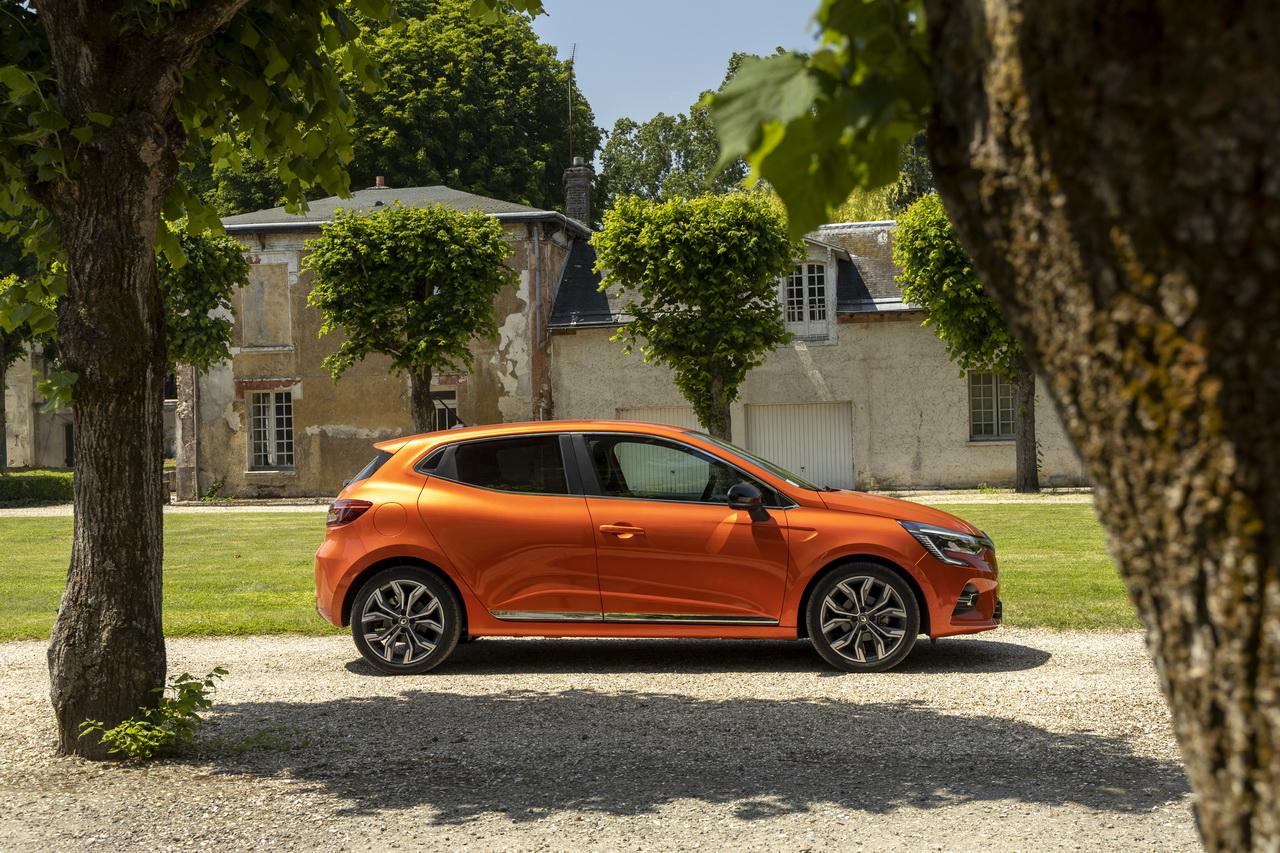 Photo 40 - Renault Clio Orange Valencia vue de profil - Peugeot 208 2 ...