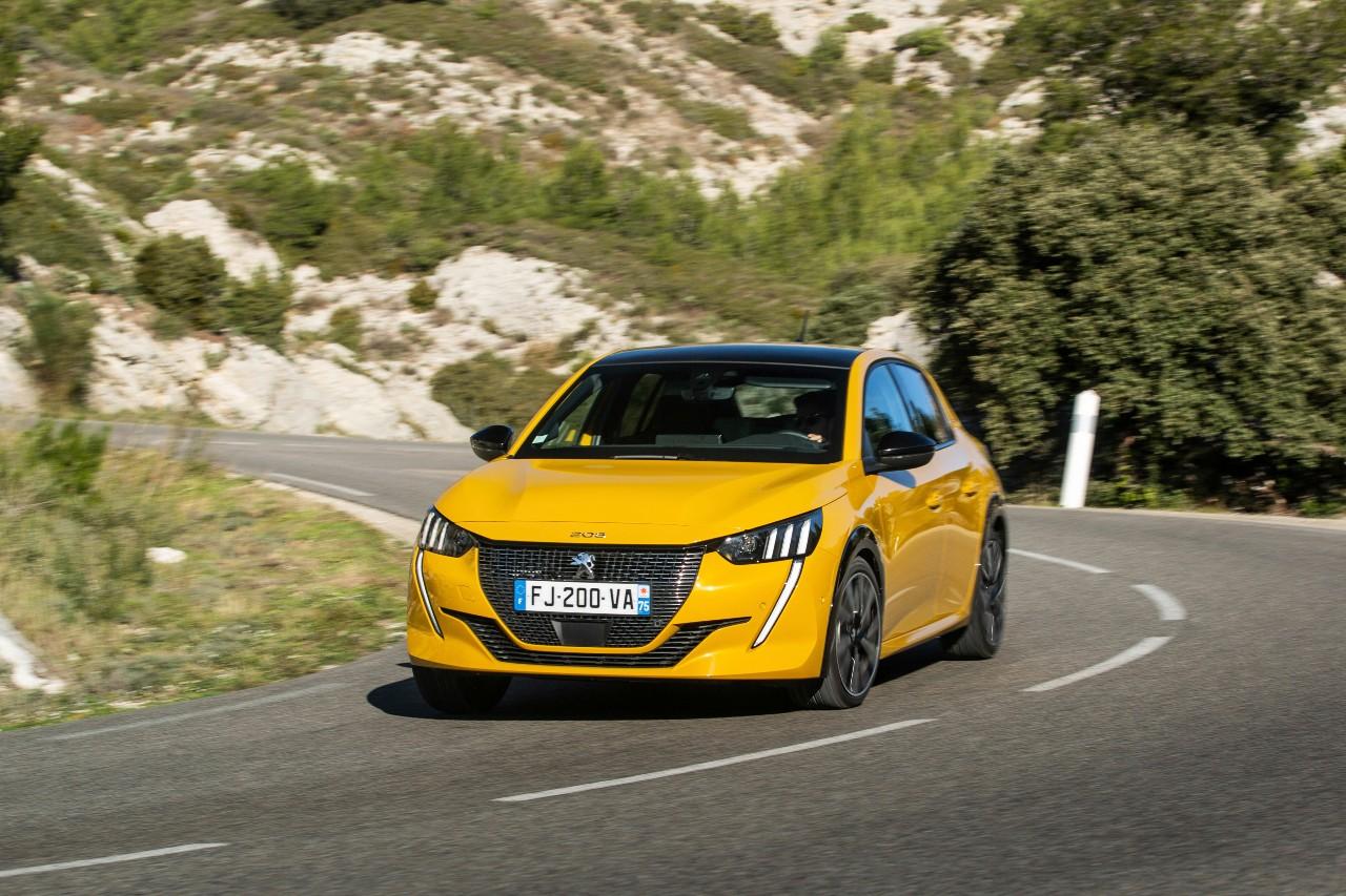 Photo 2 - peugeot 208 jaune route avant - Prix Peugeot (2022). De la ...