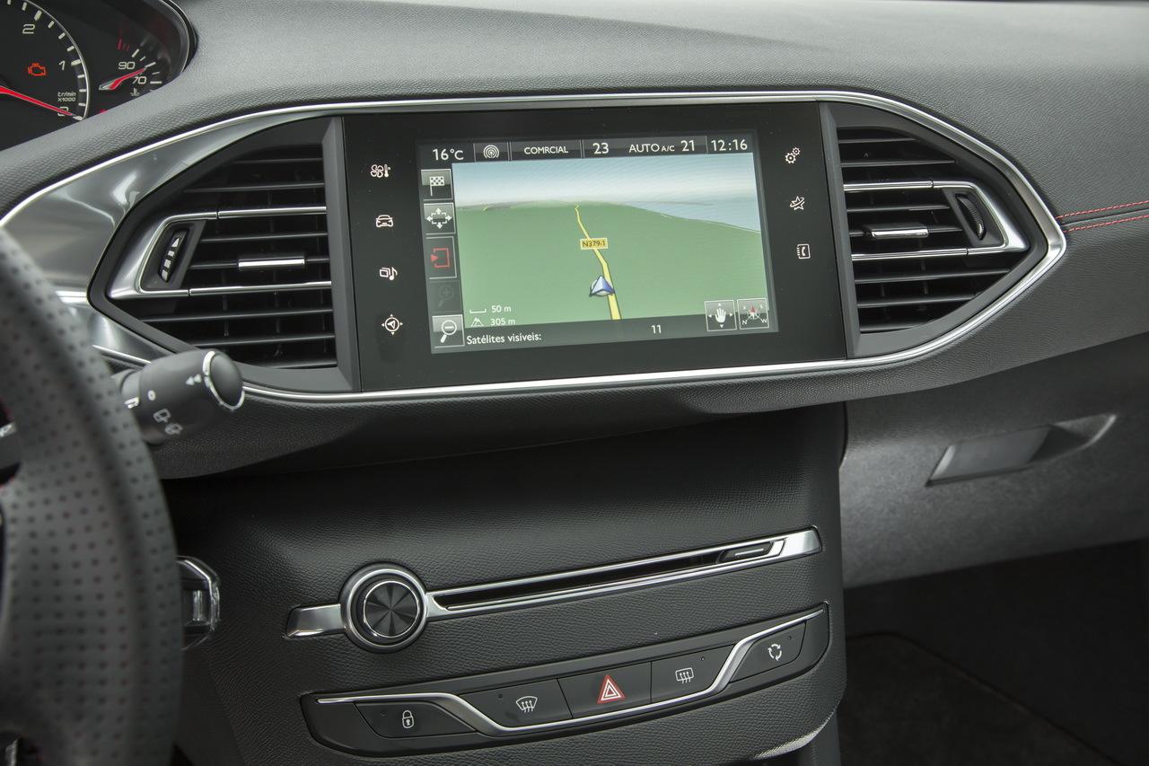 Photo 28 - ecran tactile peugeot 308 - Essai Renault Mégane 4 face à la ...