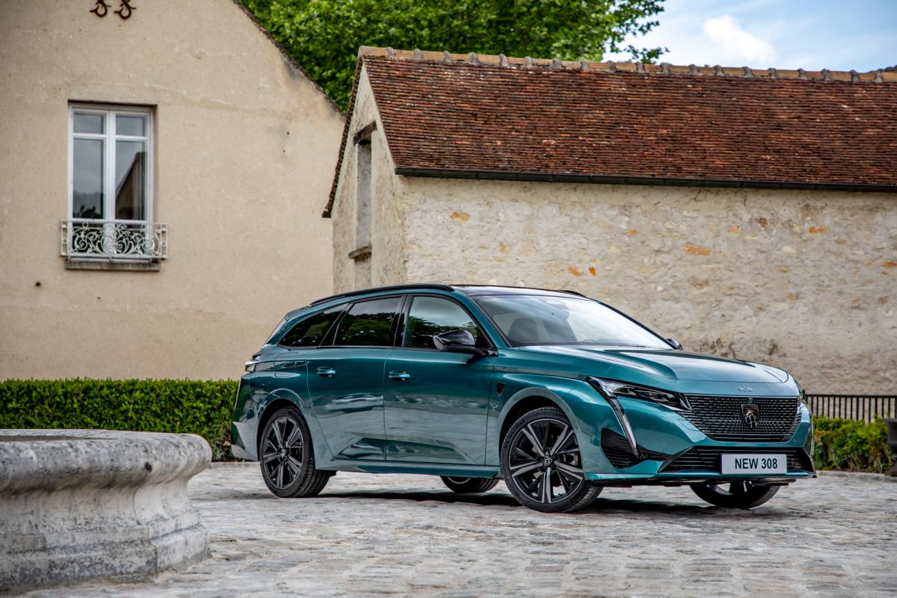 Photo 6 - Peugeot 308 SW 2022 bleu avatar - Peugeot 308 SW vs Renault ...