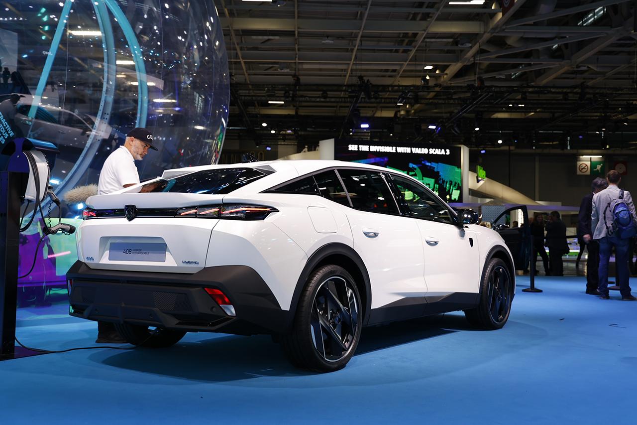 Photo 4 - Peugeot 408 blanc stand - Peugeot 408 (2022). Délais de ...