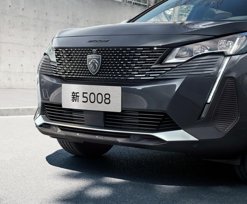 Photo 6 - Peugeot 5008 restylé chine nouveau logo - Peugeot 5008 (2023). Le nouveau logo sur la ...