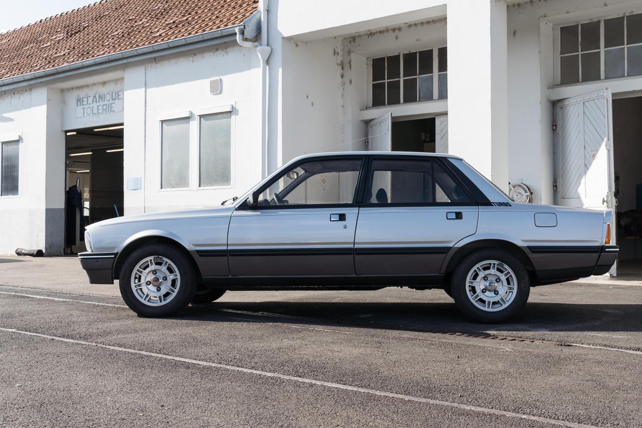 Photo 3 - Peugeot 505 Turbo Injection gris winchester / gris acier ...