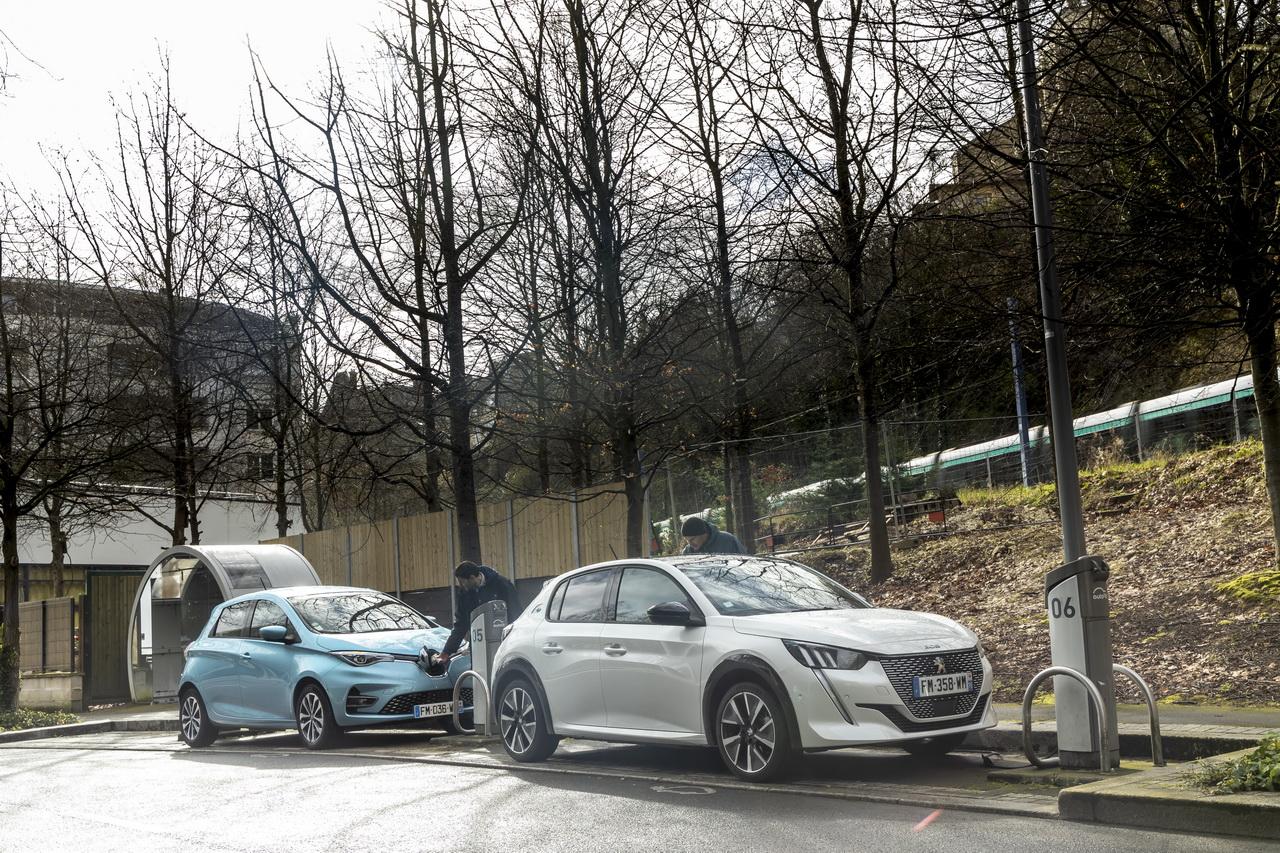 Photo 4 - renault zoe vs peugeot e 208 sur une borne de recharge ...