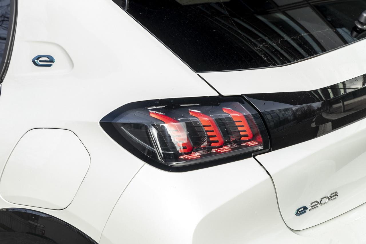Photo 21 - logo e 208 - Essai comparatif : la Peugeot e-208 défie la ...