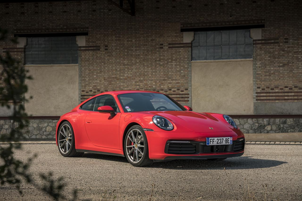 Photo 16 - Porsche 911 992 Carrera S rouge indien 3/4 avant - Porsche ...