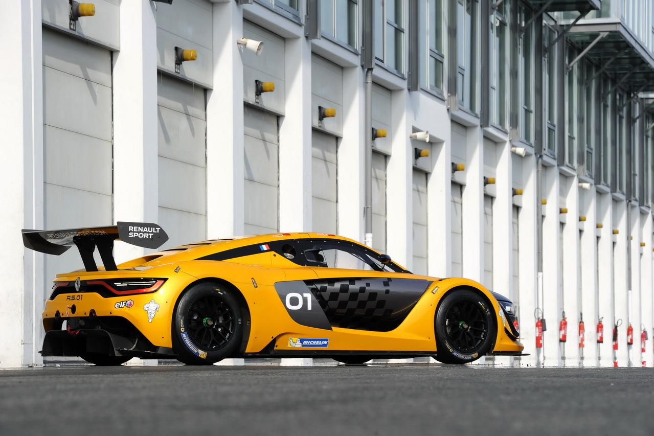 Photo 8 - Renault RS01 2016 jaune garée devant des box vue arrière ...