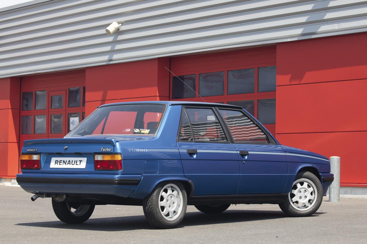 Photo 92 - Renault 9 Turbo vue arrière bleue - Renault : retour sur les ...
