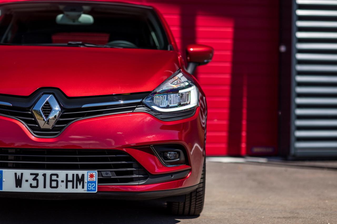 Photo 44 - Renault Clio 2016 Intens rouge gros plan sur le face avant ...