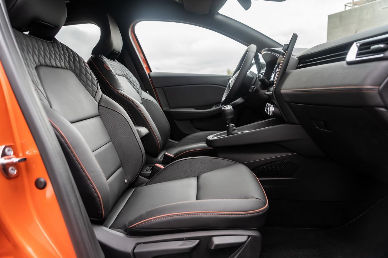 Photo 19 - renault clio 5 initiale paris ambiance intérieur noir ...