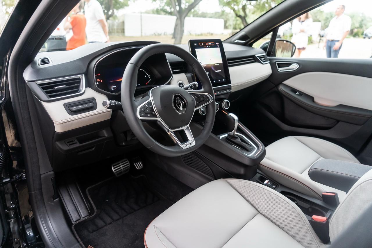 Photo 30 - renault clio 5 initiale paris ambiance gris sable intérieur ...