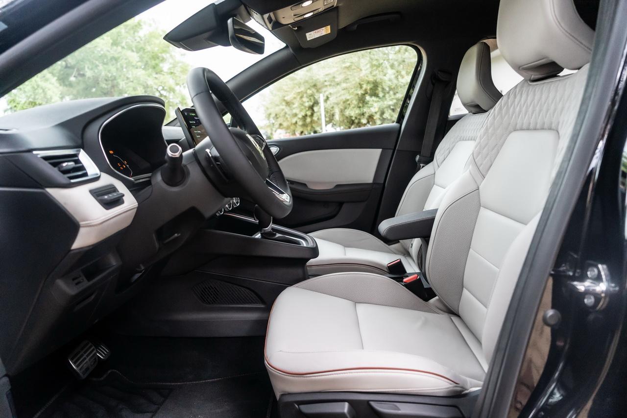 Photo 31 - renault clio 5 initiale paris ambiance gris sable intérieur ...