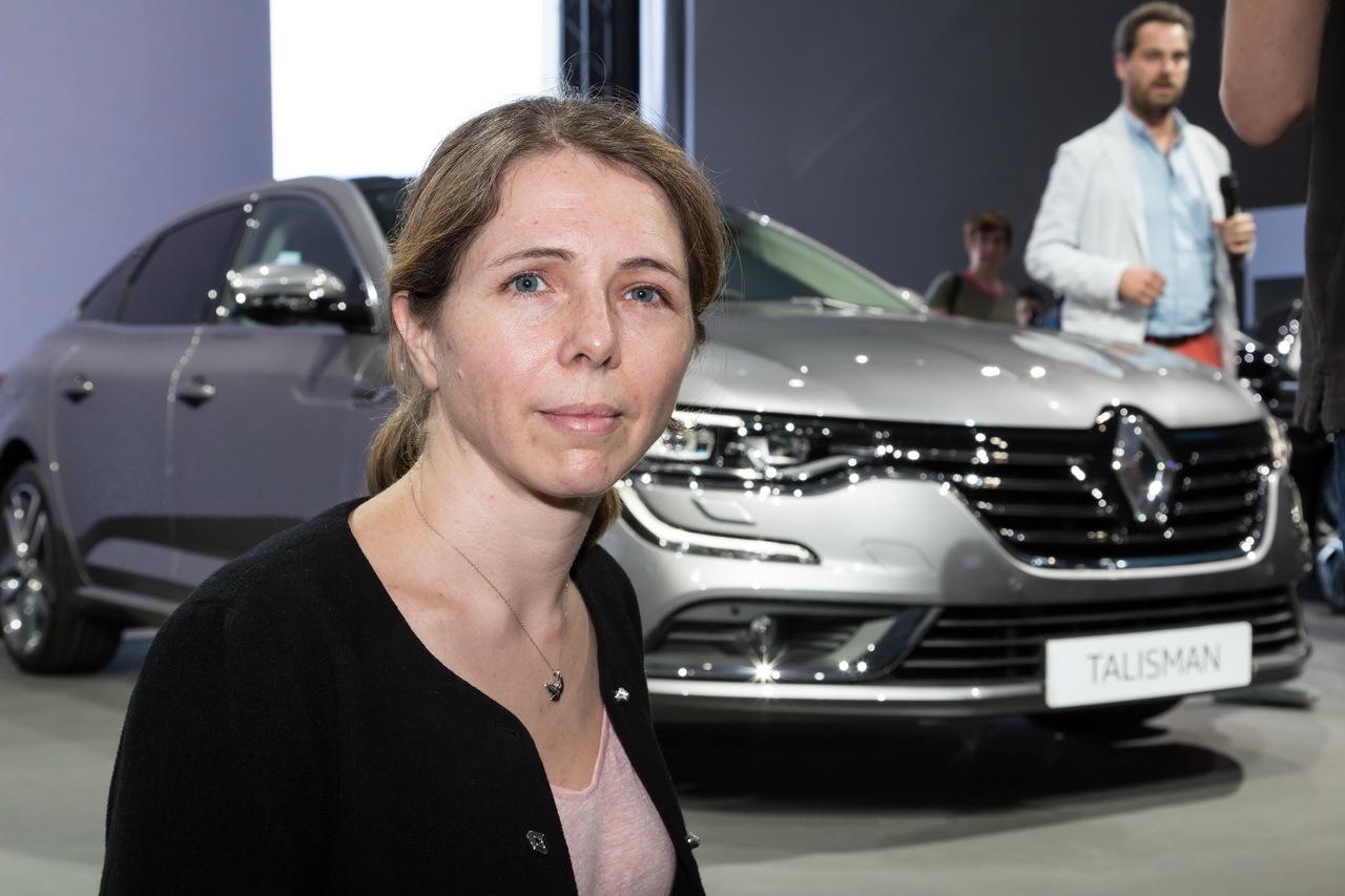 Photo 8 - Gwenaelle le Merrer pose devant la nouvelle Renault Talisman ...