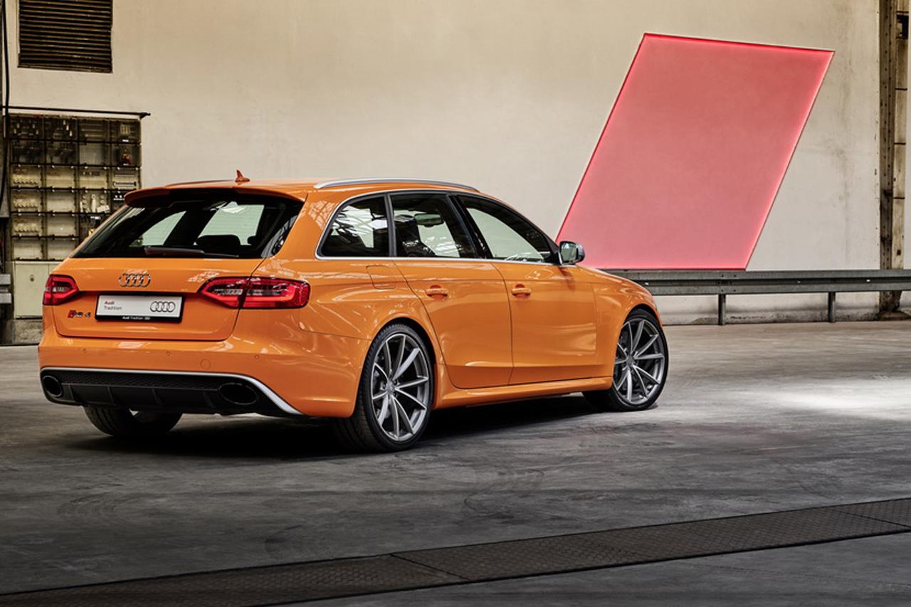 Photo 13 - audi RS4 b8 orange vue arrière - Audi RS : retour sur 25 ans ...