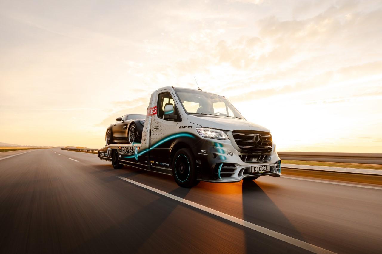 Un Mercedes Sprinter dépanneuse aux couleurs de la F1